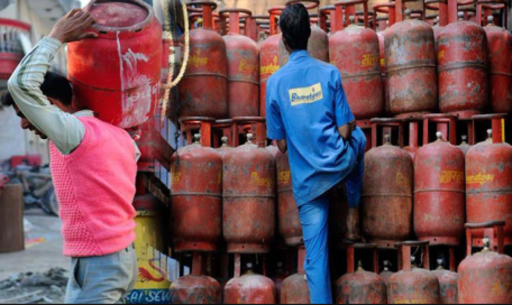 LPG Gas Cylinder New Update 2024: माताओं एवं बहनों के लिए खुशखबरी अब प्रधानमंत्री उज्जवला योजना ...